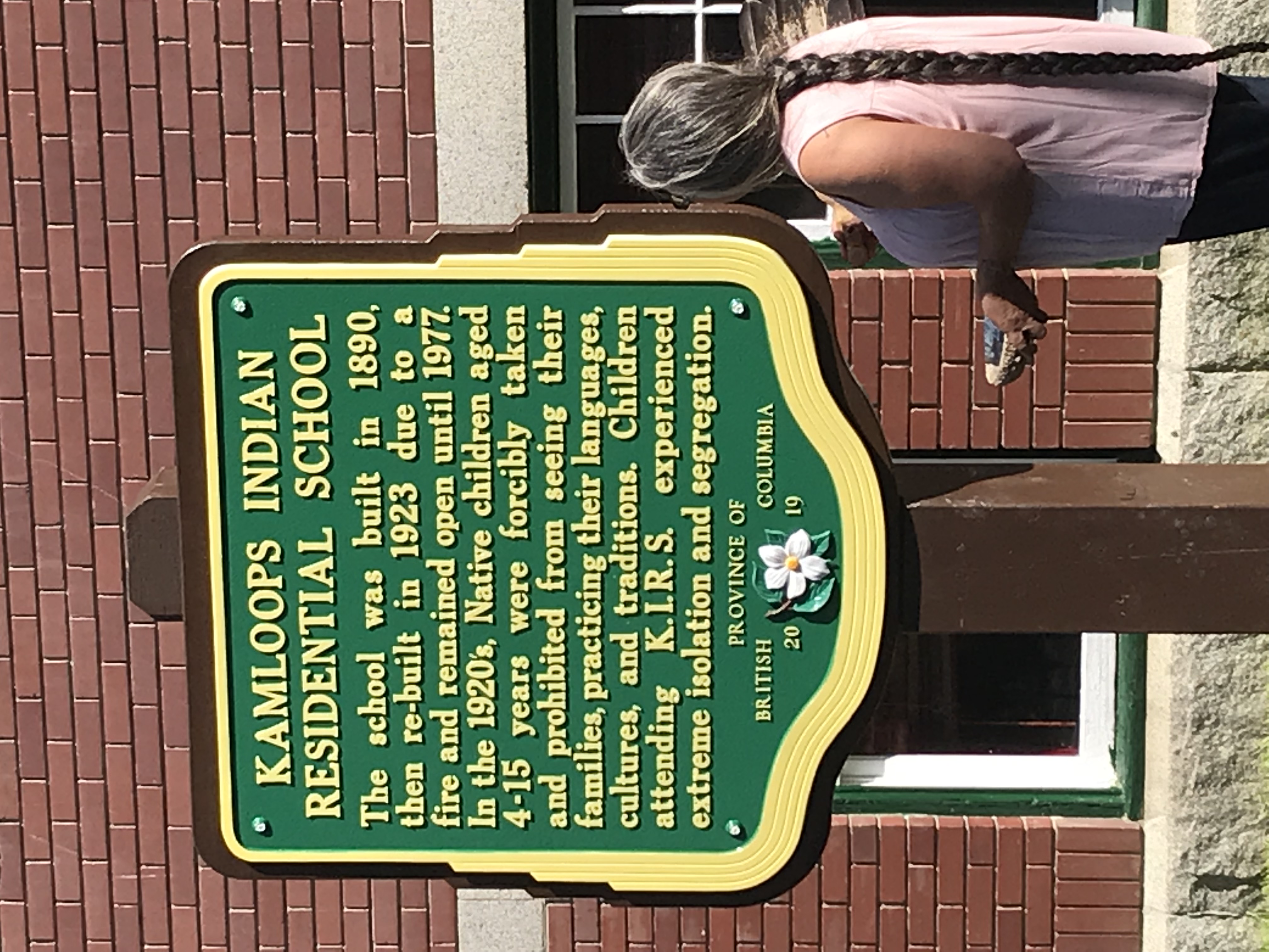 La fosse commune du pensionnat de Kamloops met au jour les crimes de la ...